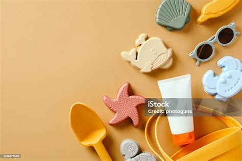 삽이 있는 실리콘 양동이 어린이 해변 장난감 선글라스 모래 배경에 선탠 로션 튜브 모형 0명에 대한 스톡 사진 및 기타 이미지