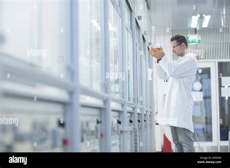 Round Bottom Flask Hi Res Stock Photography And Images Alamy