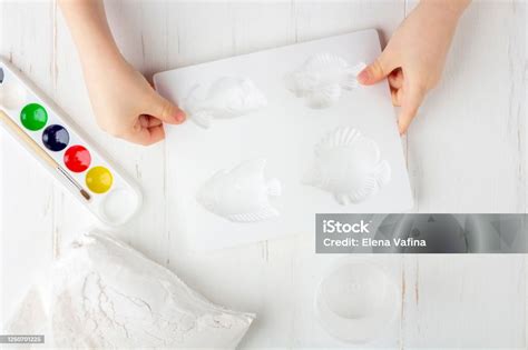 단계별 지시 석고 그림을 만드는 방법 Diy의 개념 자석에 베이스 릴리프를 만들기위한 격자 석고 성형 아이 손에 재료 만들기위한 2 단계 준비 Diy에 대한 스톡 사진 및