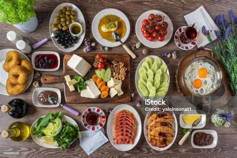 전통 터키식 아침 식사는 나무 테이블에 전통 터키차와 함께 제공 식탁에 대한 스톡 사진 및 기타 이미지 식탁 식사 음식 터키 Istock