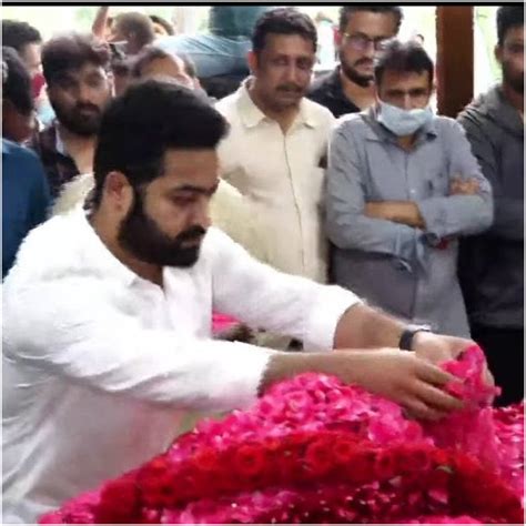 Krishnam Raju Death प्रभास के दुख में शरीक हुआ टॉलीवुड महेश बाबू जूनियर एनटीआर ने दी कृष्णम