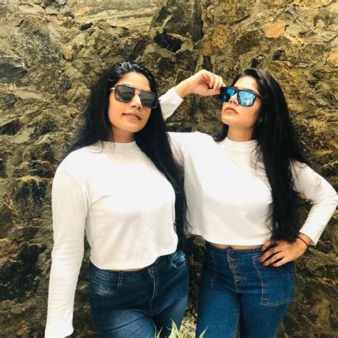 අපිට නටන ඩබල කියලත් සමහරු කියනවා එහෙම කියන්න හොද නෑ මිනිස්සු ඉස්සරහ