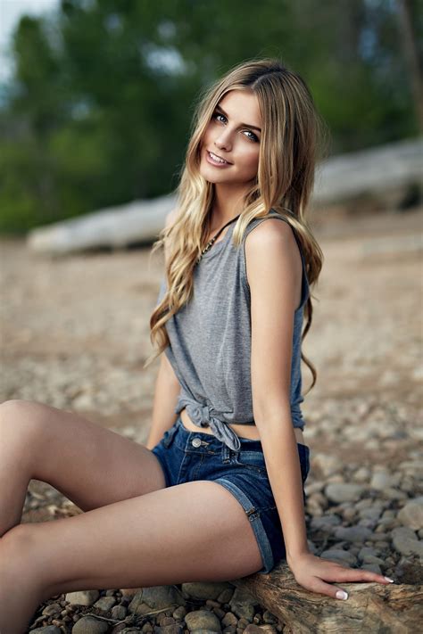Marina Laswick Scrolller