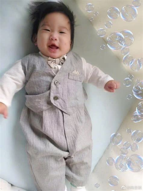 冉莹颖晒三胎儿子萌照，小西装太帅气，网友：一家人复制粘贴百科ta说