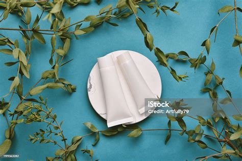 녹색 허브 잎으로 포장 화장품 병 용기 유기농 브랜딩 모형 디스플레이에 대한 빈 라벨 자연 스킨 케어 뷰티 제품 개념 개념에