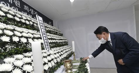 헌화하는 이성헌 서대문구청장