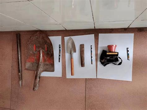 盗墓团伙盗掘15座古墓被判刑：在网上售卖文物，还在展销会上寻买主遂宁警方刘某某
