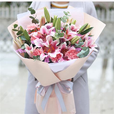 无微不至 粉色康乃馨19枝，4只多头百合，勿忘我、尤加利叶搭配 订花乐