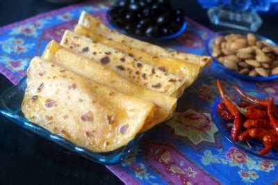 Томатные лепёшки с сырной начинкой : Выпечка несладкая