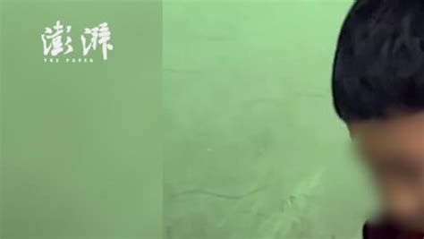 老师给学生塞“小纸条”：他学习有进步，想鼓励他七环视频澎湃新闻 The Paper