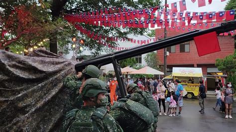 軍事連線同仁影片紀錄今天的35砲撤收作業 砲組成員收砲程序約為10分鐘，全程採人力操作 這是空軍防空部支援新北市眷村文化節活動，現場展示35快