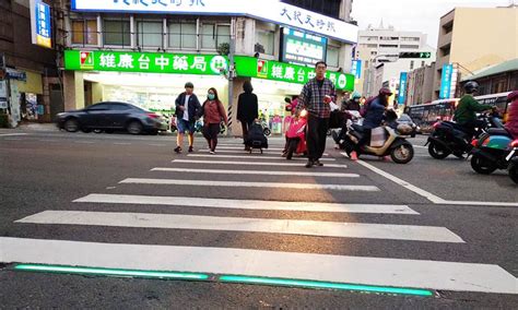 重視行人安全 台中首創夜間行人穿越線紅綠燈 生活 中時