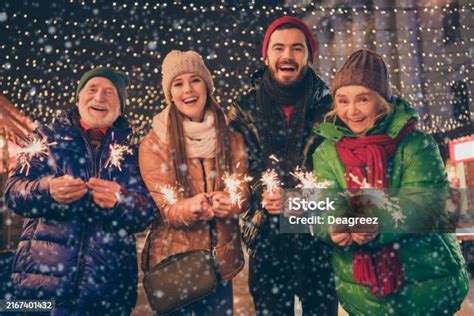 새해의 기적 전체 가족 4 명 Xmas 회의 모임 홀드 벵골 화재 자정 몇 분 후 겉옷 모자 스카프 코트 밤 거리 산책 조명