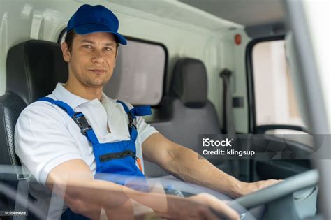 파란색 유니폼 운전 트럭에서 배달 및 이사 하우스 서비스에 미소 전문 남자 이동 노동자 35 39세에 대한 스톡 사진 및 기타 이미지 35 39세 가구 교통수단