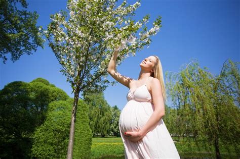 Mujer Embarazada Junto Al árbol De Sakura Foto Premium