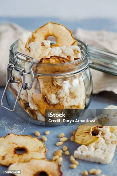 건강 한 스낵 사각 전체 곡물 쌀 케이크와 애플의 밝은 배경 클로즈업에 유리 항아리에 칩 0명에 대한 스톡 사진 및 기타 이미지 0명 갈색 건강한 생활방식 Istock