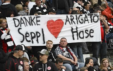 E・フランクフルト公式x（eintracht）から。引退セレモニーでファンの声援に応えるmfローデ（左）と長谷部 スポニチ