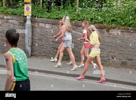 Junge Frau Im Minirock Young Fotos Und Bildmaterial In Hoher