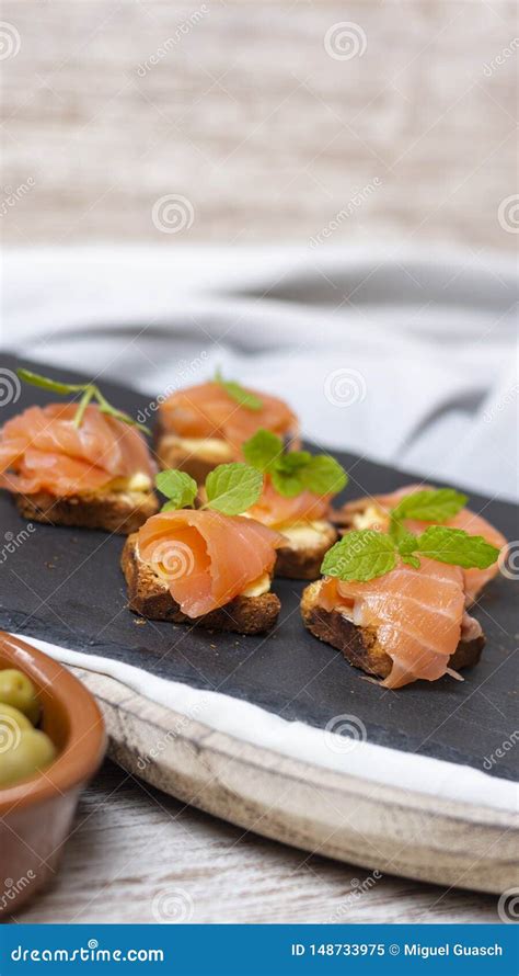 Tostada Del Salm N Ahumado Con La Hoja De La Menta En Piedra Negra Y El