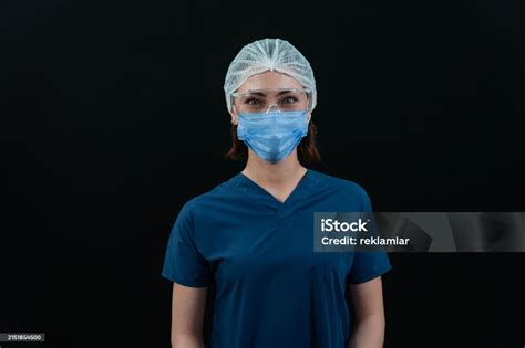 얼굴에 안경을 쓴 검은 배경의 의사 복사 공간 의료용 마스크를 쓴 간호사의 초상화 20 24세에 대한 스톡 사진 및 기타 이미지