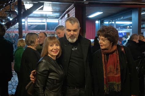 Бившите министерки во првите редови на премиерата „Жени во Собрание“ во Театар „Комедија