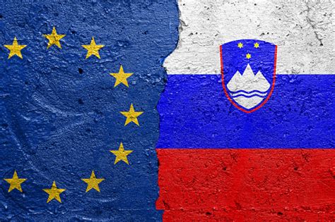 유럽 연합 Eu 및 슬로베니아 왼쪽에는 Eu 국기가 그려져 있고 오른쪽 스톡 사진에는 슬로바키아 국기가 그려진 금이 간 콘크리트