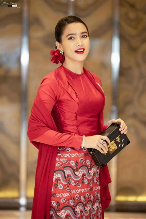 Aye Myat Thu Myanmar Dress Design Traditional Dresses Designs