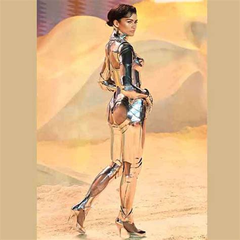 Zendaya Enciende La Alfombra Roja De Dune Con Su Atrevido Look