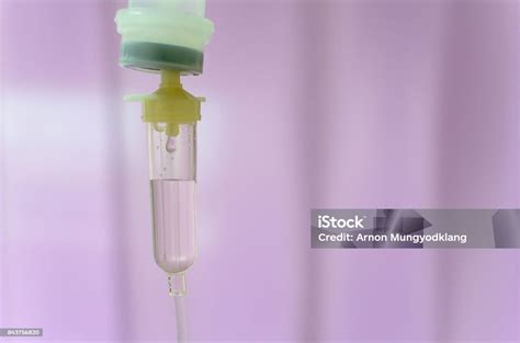 환자와 퍼플 드 레이프 배경 병원에서 주입 펌프에 대 한 염 Iv 드립을 닫습니다 건강관리와 의술에 대한 스톡 사진 및 기타