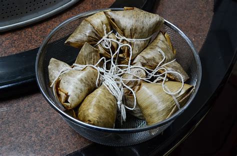전통적인 드래곤 보트 축제 음식 개념 Unwrapping Zongzi 또는 쌀만 두 아시아 음식 채워 갈 대 잎에 싸서 함께