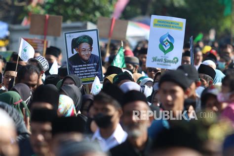 Lautan Manusia Membanjiri Jalan Sehat Satu Abad NU Di Lombok Tengah