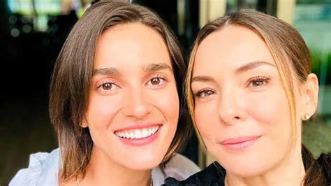 Vai Na Fé Em Clima De Romance Clara E Helena Se Beijam