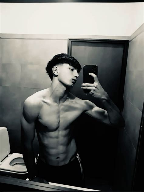 Hombres Sin Playera Guapos