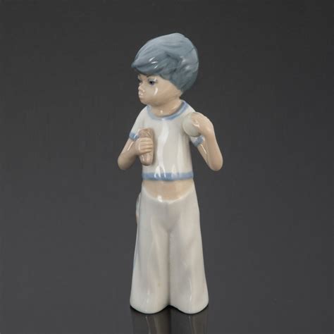 Статуэтка Мальчик с мячом и хлебом фарфор роспись Casades Испания 1980 2000 гг