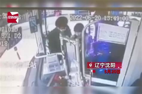 情侣坐公交没有核酸证明，司机劝其下车反被喷辣椒水，警方已介入情侣无核酸乘公交向司机脸上喷雾核酸警方