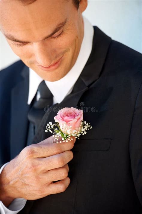 Perfección Del Día De La Boda Un Hermoso Novio Ajustando Su