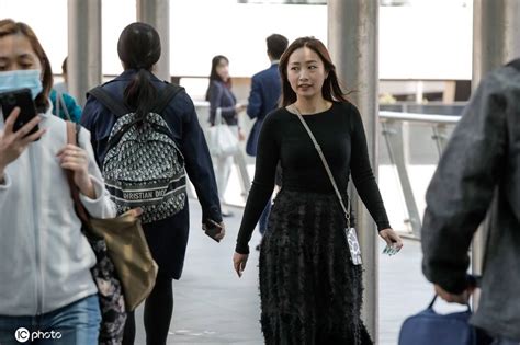 社交距离措施结束 香港取消实行超950天“口罩令” 搜狐大视野 搜狐新闻