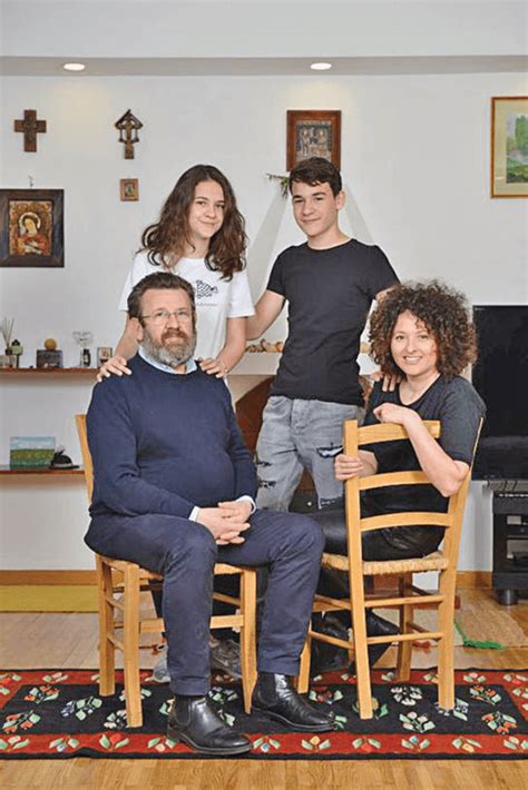 Stiri Directe Adrian Titieni CV Biografie Vârstă înălţime surse de venit Stiri Directe