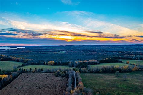 해질녘 아스포델 노우드 헤이스팅스 캐나다에서 다채로운 단풍잎이 있는 공중 컨트리 로드 공중 뷰에 대한 스톡 사진 및 기타 이미지 공중 뷰 농장 온타리오 캐나다