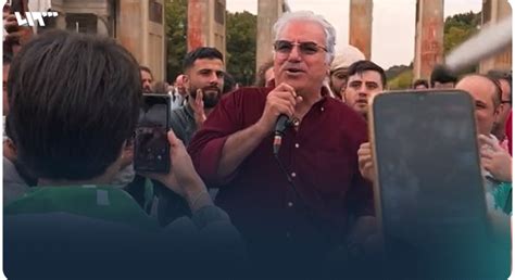 الفنان عبد الحكيم قطيفان يغني للثورة خلال مظاهرة في ألمانيا
