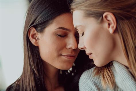 Diversas Amigas Chicas Lesbianas Pareja Abrazándose Elegantes Y