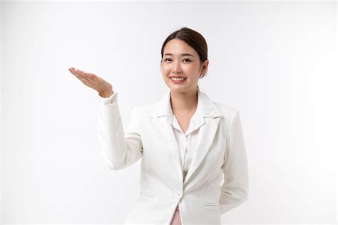 하얀 양복을 입은 젊은 비즈니스 아시아 여성이 손을 벌리고 손바닥을 벌려 복사 공간을 보여줍니다 흰색 배경에 고립 된 30 34세에 대한 스톡 사진 및 기타 이미지 Istock
