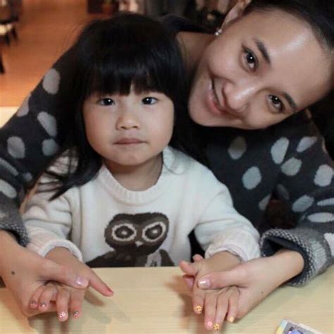 何妤玟 Winnie Ho 小女生真的很奇妙 時間到了就會開始愛漂亮 穿媽咪的高跟鞋、拿護唇膏乳液一直擦等等