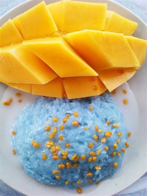 สถานี”อร่อย” ข้าวเหนียวมะม่วงจร้า วัถุดิบ มะม่วงสุก ข้าวเหนียวเขี้ยวงู ดอกอัญชัญ น้ำกะทิ