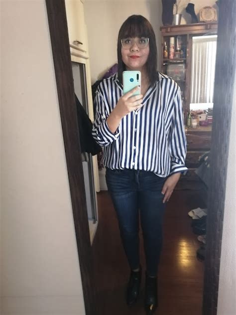 Mundo Pelusa Outfit Propio Camisa Blanca Con Rayas Azules Jeans
