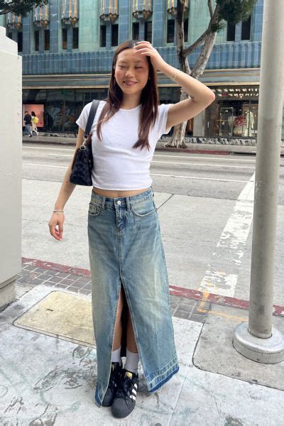 How To Style A Denim Maxi Skirt — 10 Stylish And Trendy Outfit Ideas