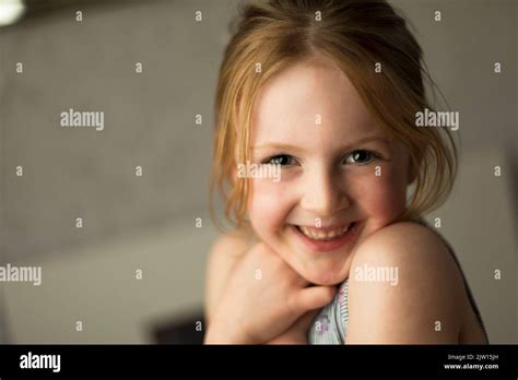 Mädchen Posiert Für Die Kamera Fotos Und Bildmaterial In Hoher Auflösung Alamy