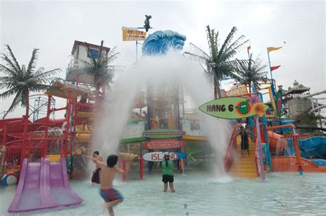 Six Flags Hurricane Harbor Water Park In La