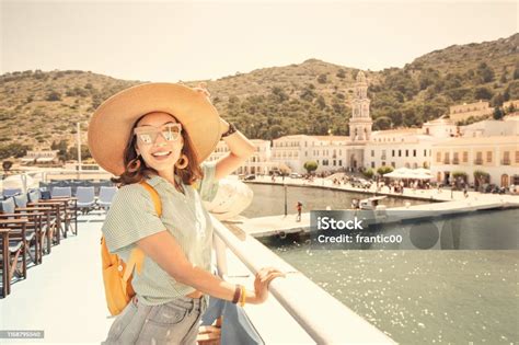 크루즈 선박에 여행과 휴가를 즐기는 모자에 행복한 아시아 여성 갑판에 관광 소녀 보기 정적 활동에 대한 스톡 사진 및 기타 이미지 보기 정적 활동 여자 요트