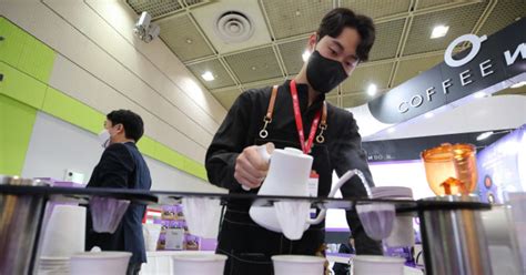 포토 커피 내리는 바리스타